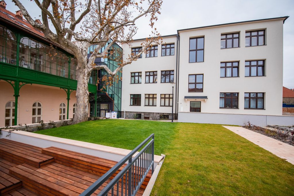 100 rokov knižného života krajskej knižnice v Prešove - PSK